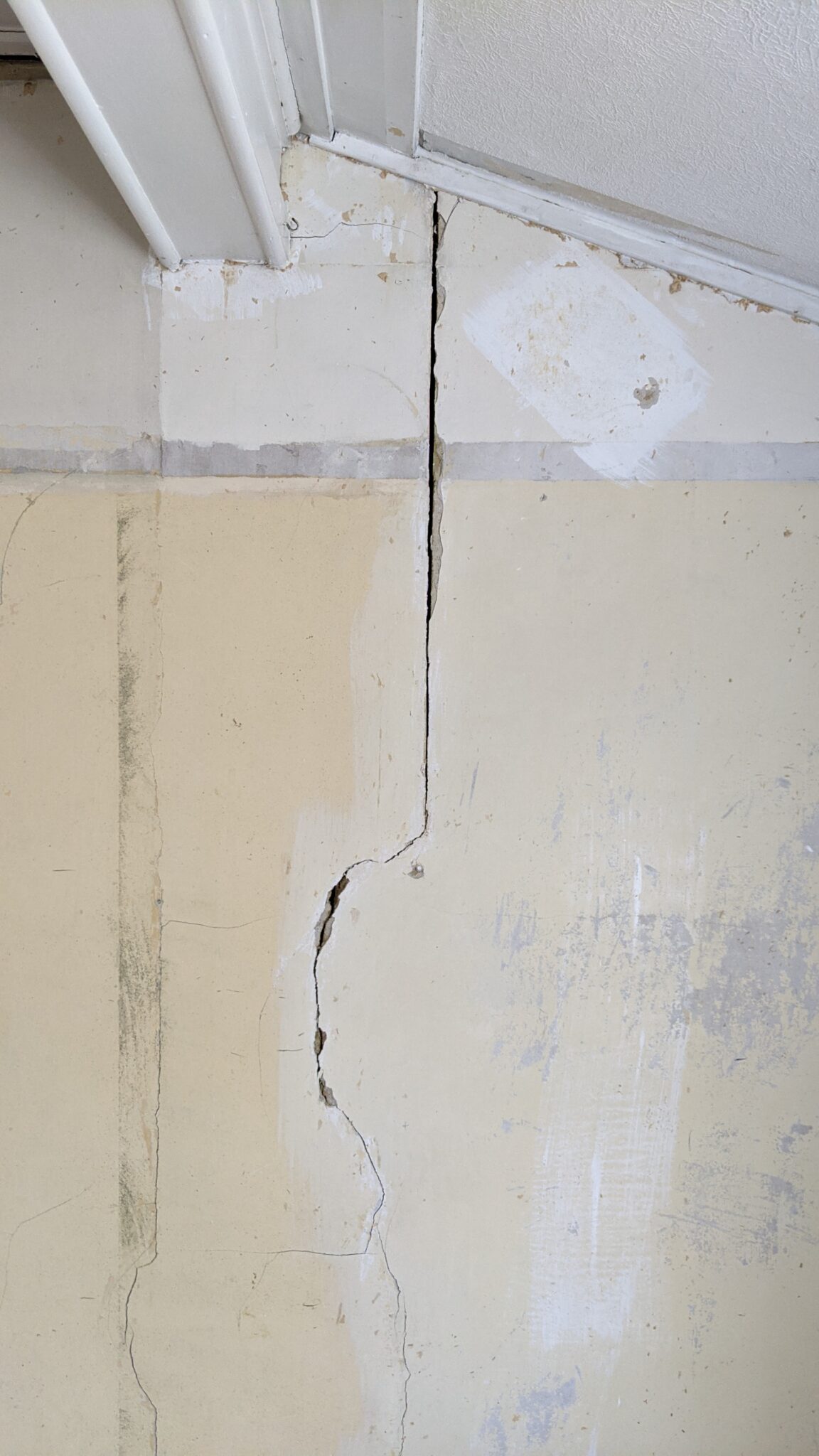Cracking in walls and ceilings - when should you worry? | Structural Report